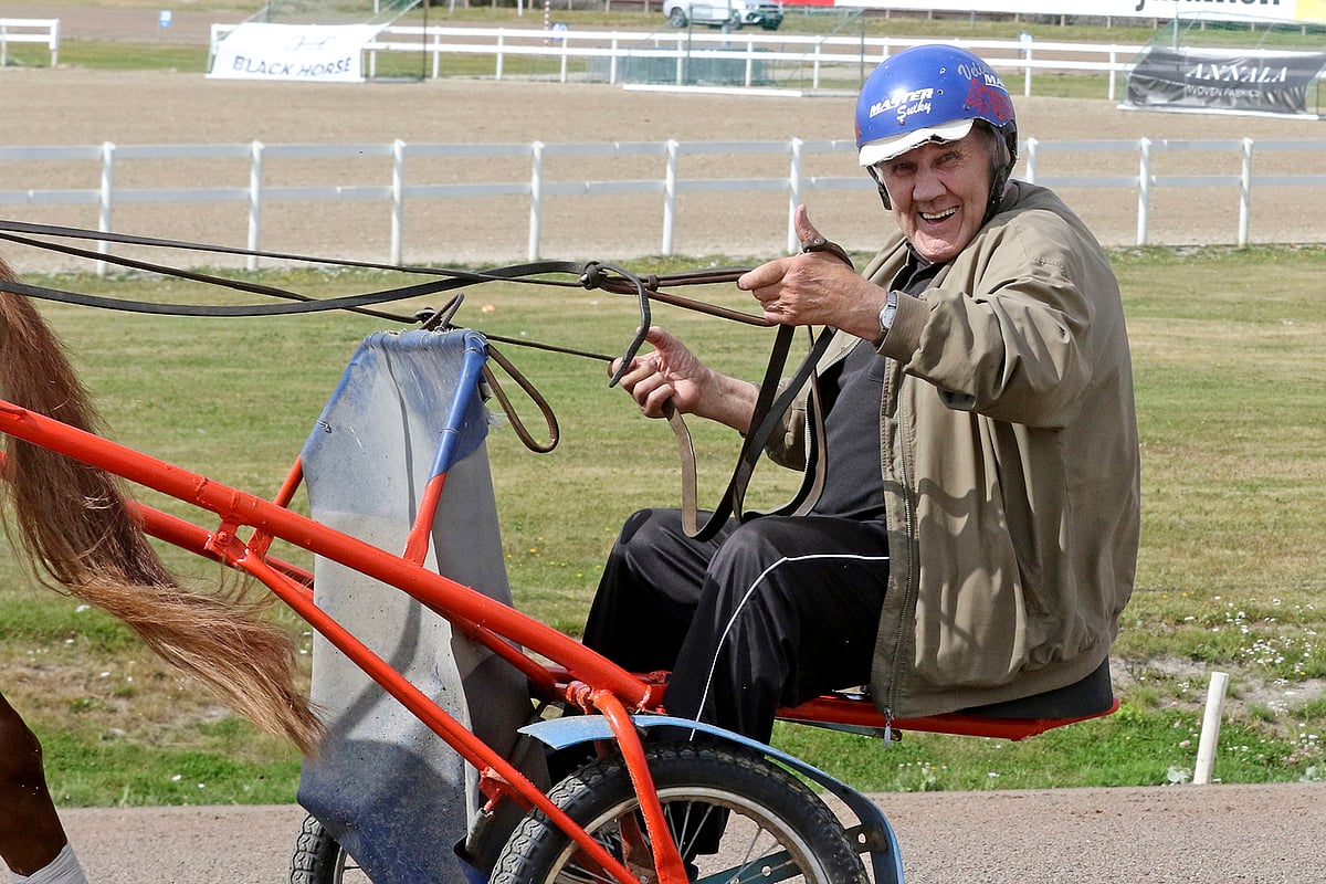Ravikuningattaruuden Velin Vinkellä saavuttanut Aarne Halla-Aho ...